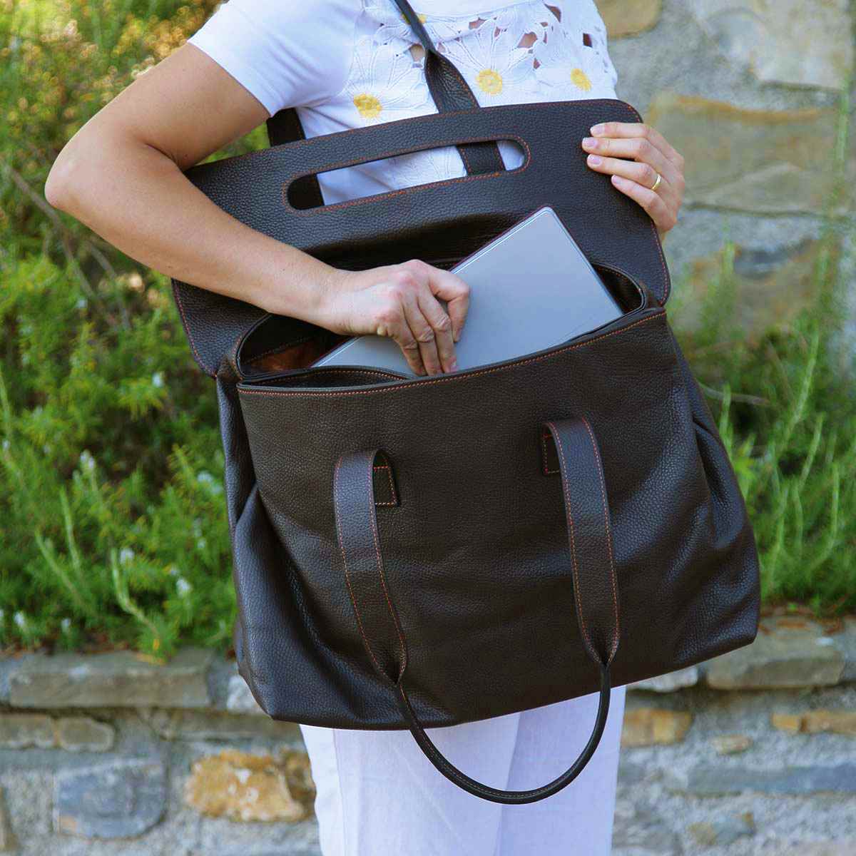 Miss Helena - Large, leather shoulder bag - IconsBag